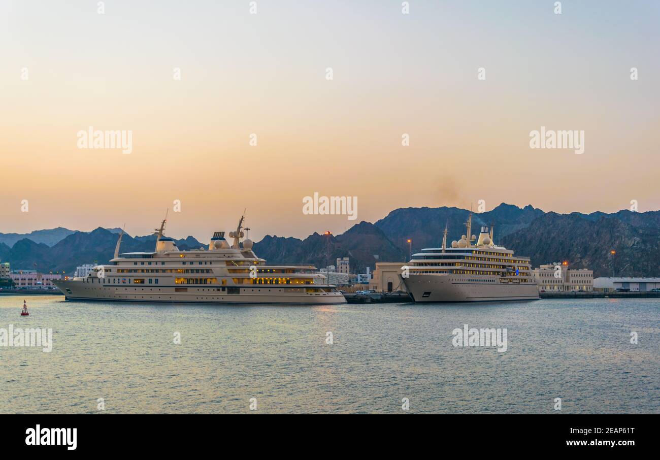 Night view of cruise ships anchoring in the Muttrah port in Muscat ...