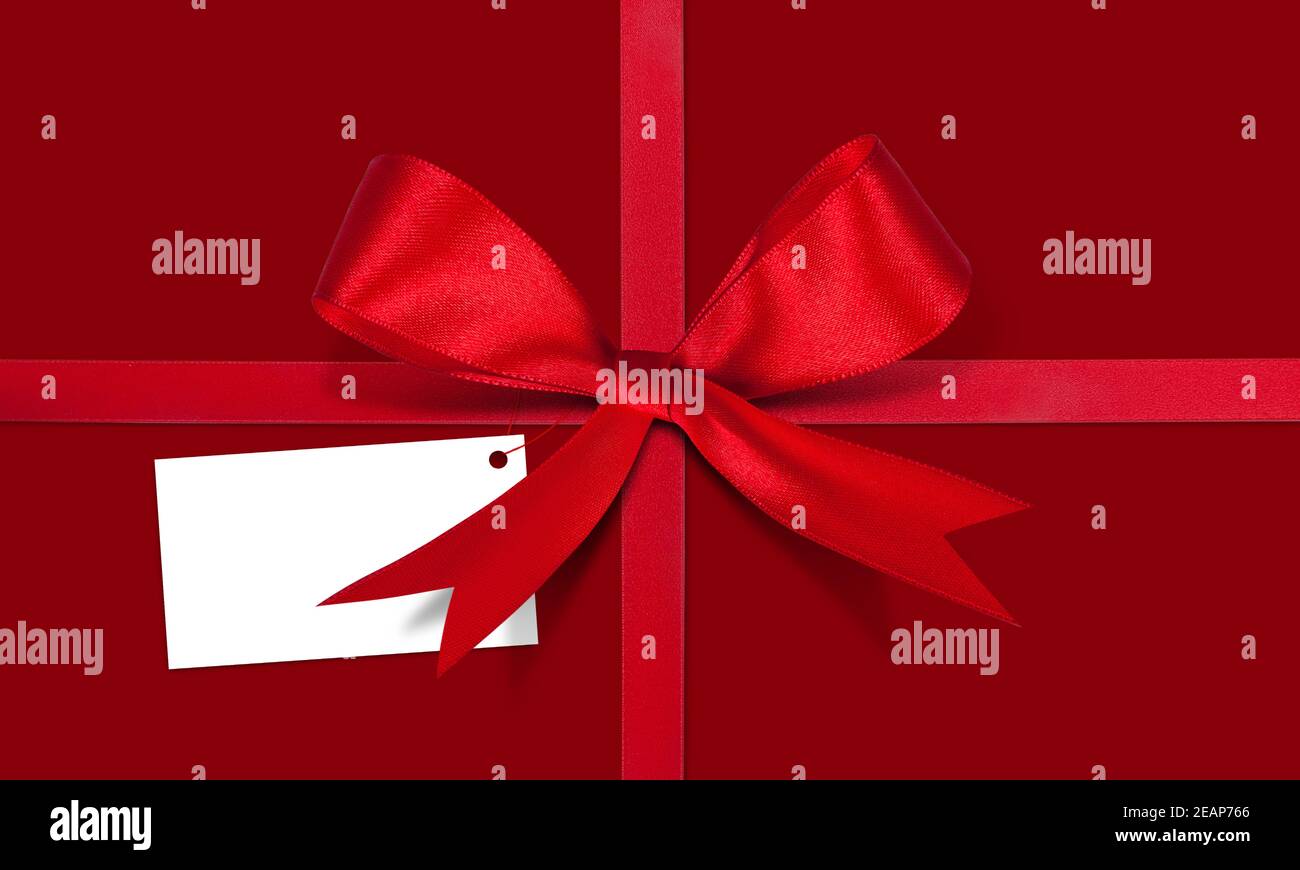 Gift card note with ribbon on isolated background Stock Photo - Alamy