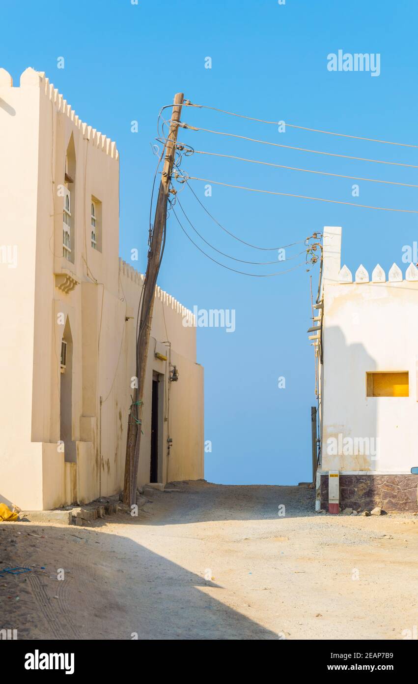 View of a narrow street of the Omani city Al Ayjah Stock Photo - Alamy