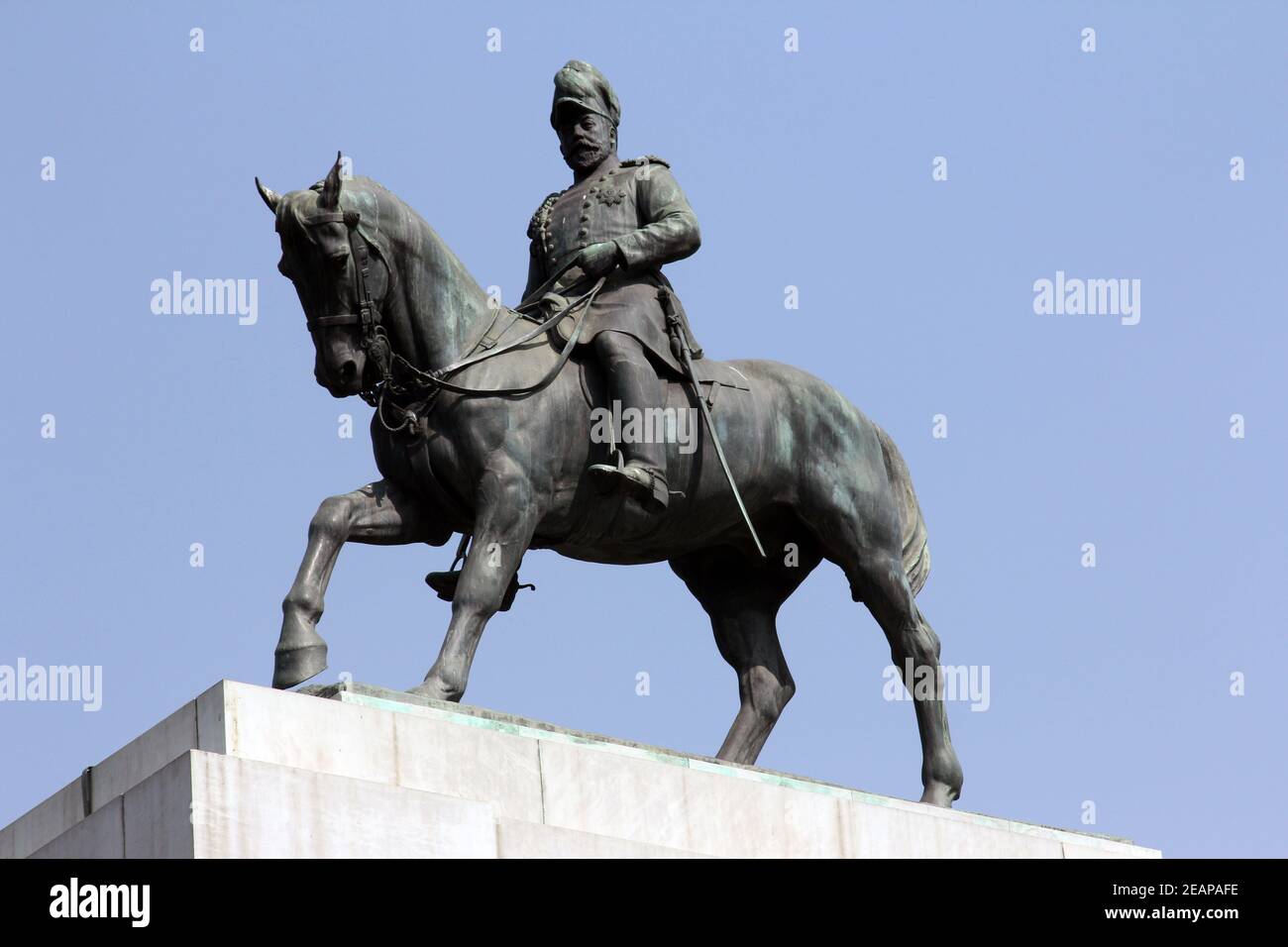 Edwards VII Rex imperator statue, southern entrance of Victoria ...