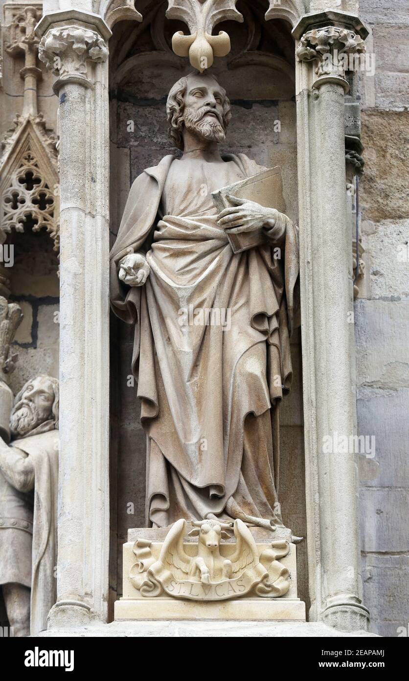 Saint st luke evangelist statue sculpture hi-res stock photography and ...