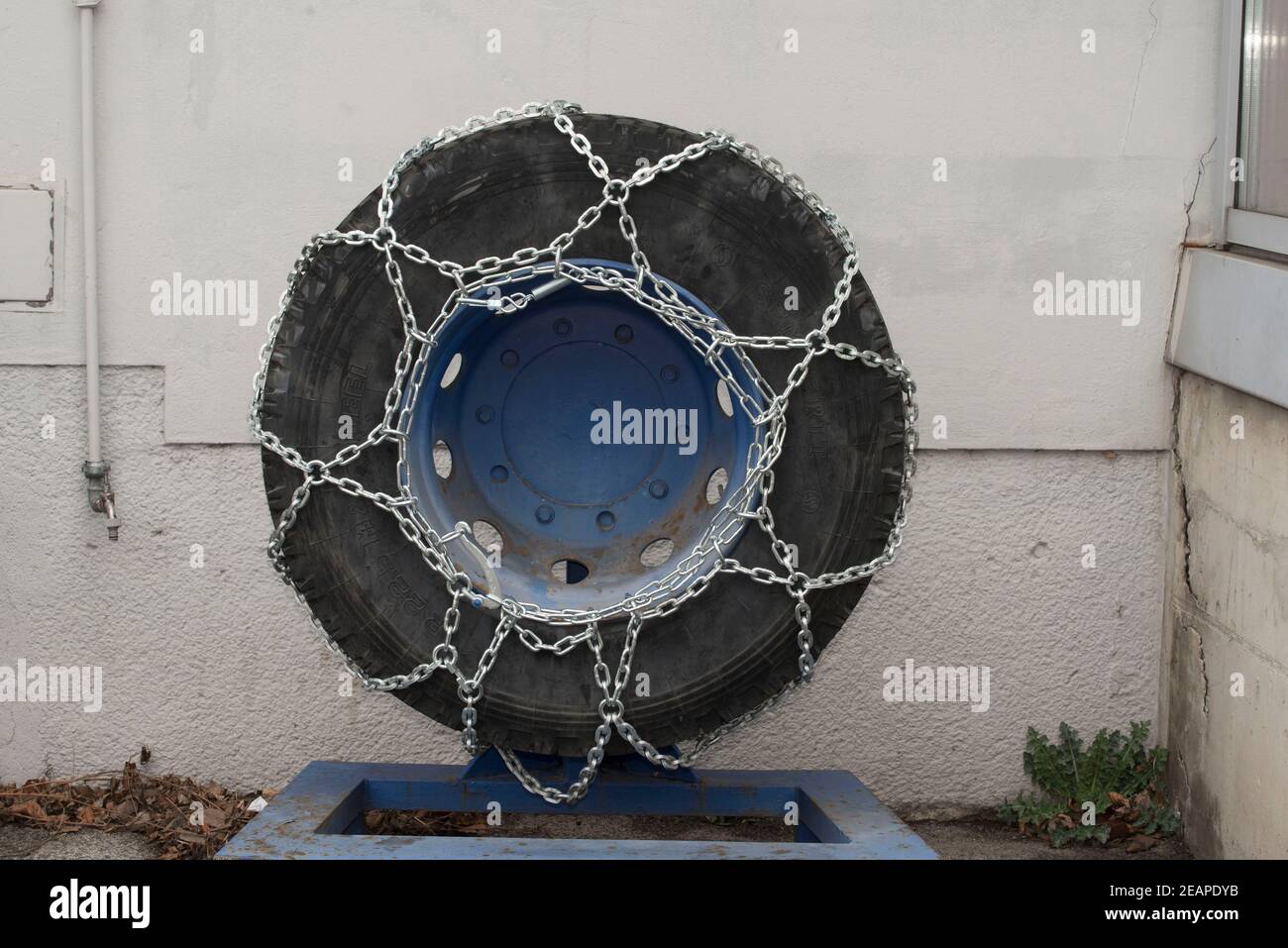 Road for snow chains hi-res stock photography and images - Alamy