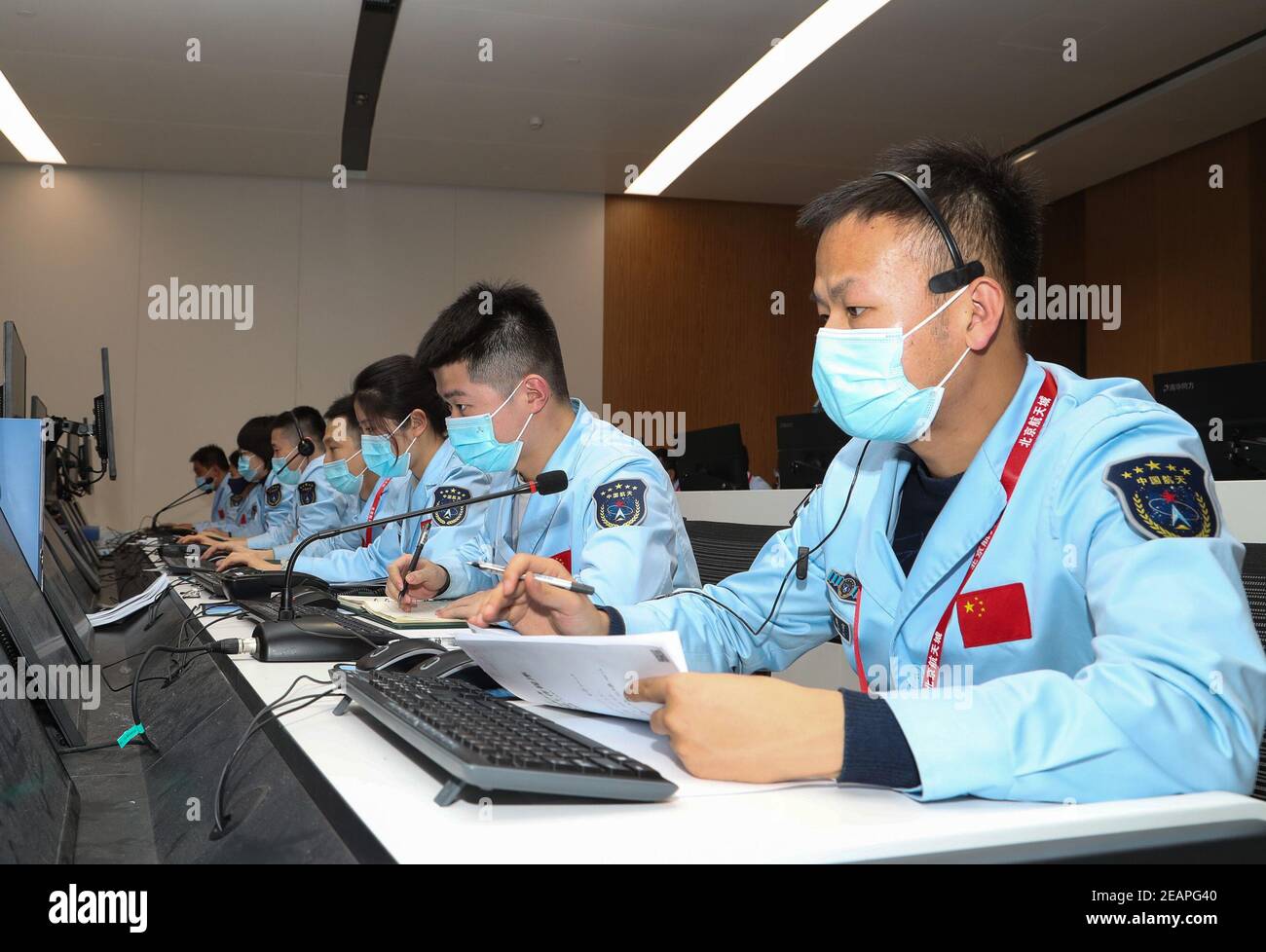 (210210) -- BEIJING, Feb. 10, 2021 (Xinhua) -- Technical personnel ...