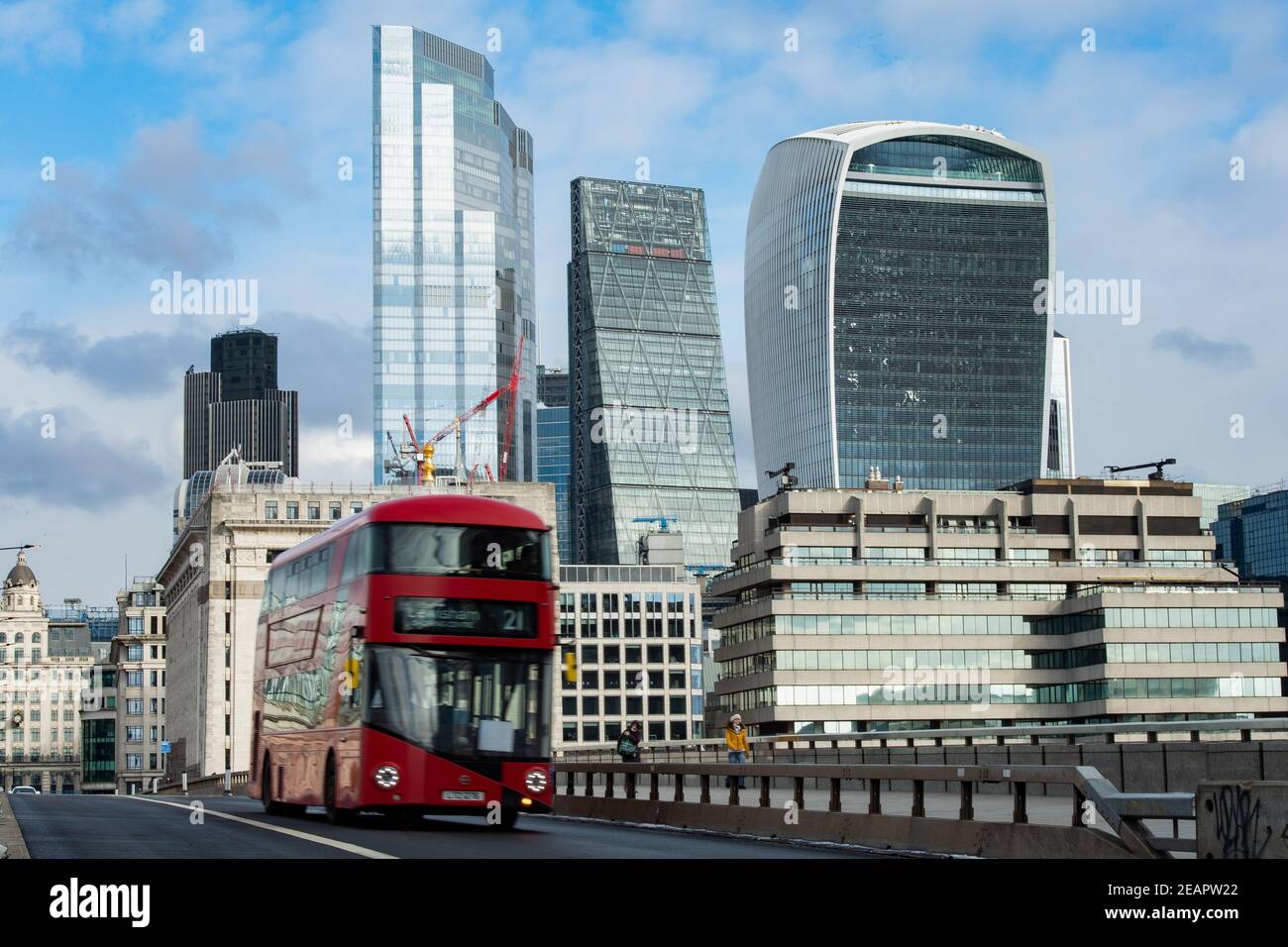 The scene on london bridge hi-res stock photography and images - Alamy