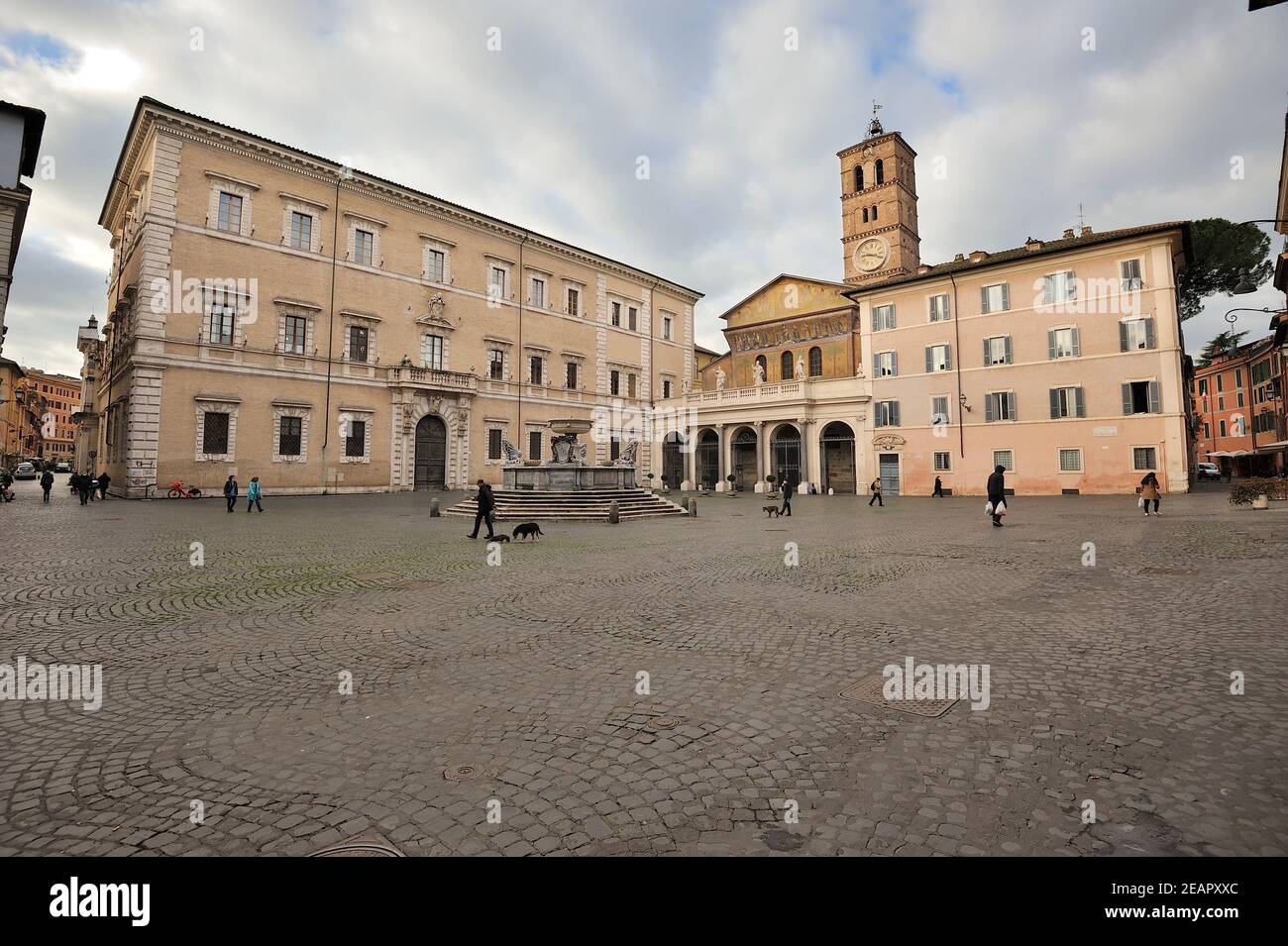Piazza di Santa Maria in Trastevere, Rome, Italy Stock Photo - Alamy