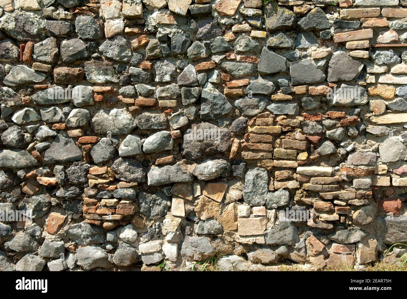 Trockenmauer Natursteinmauer Stock Photo - Alamy