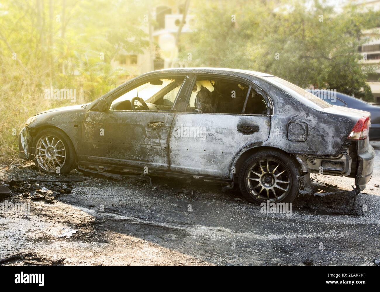 Burnt and damaged car body Stock Photo - Alamy