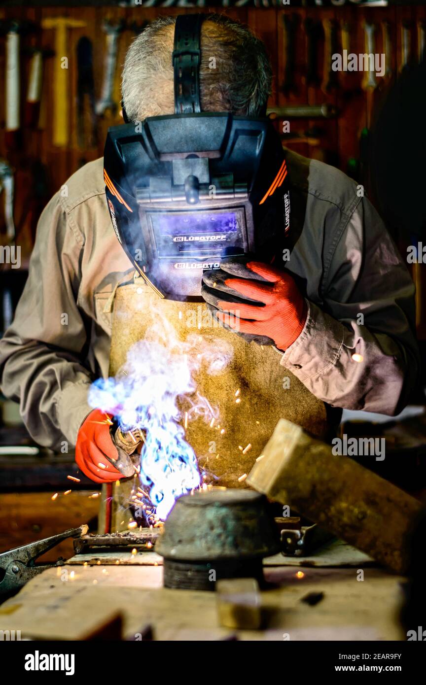 Man welding in a workshop Stock Photo - Alamy