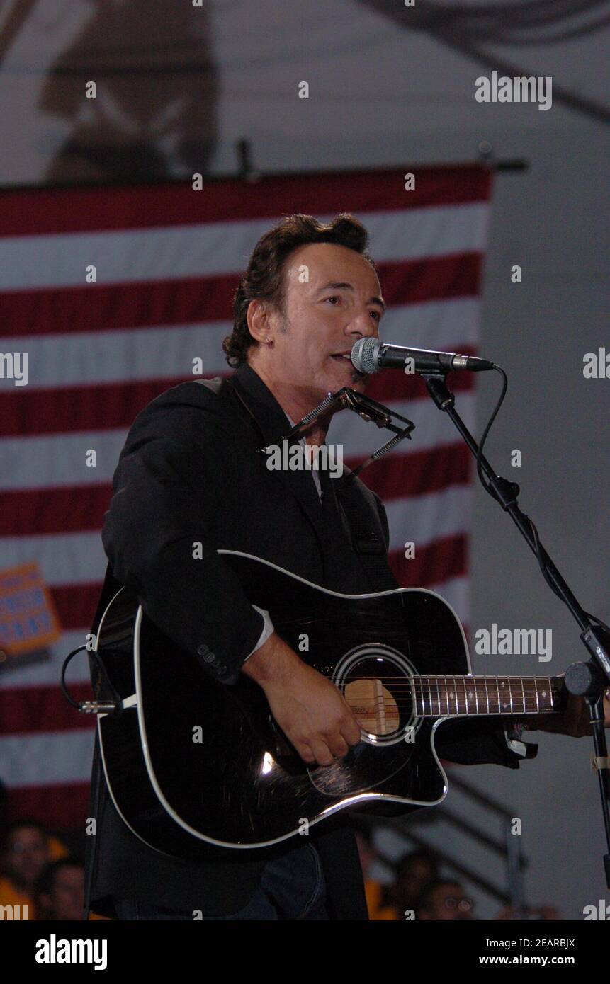 SMG FLXX Bruce Springsteen Bayfront 102904 06.JPG Bruce Springsteen ...