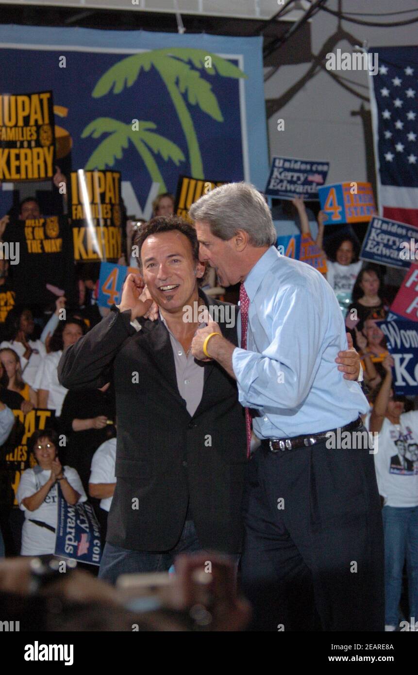 Bruce Springsteen @ Presidental canadate John Kerry rally at Bayfrot ...