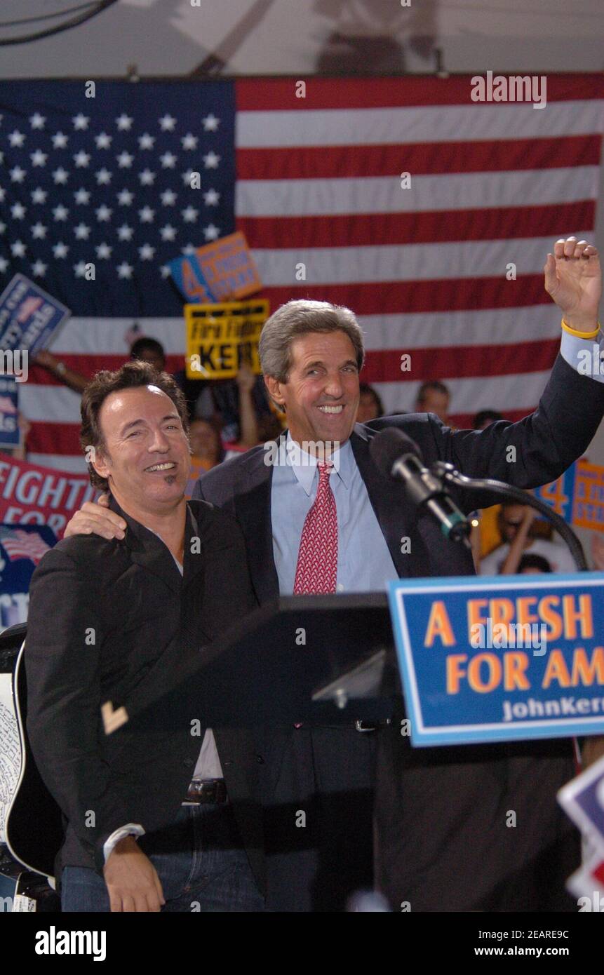 Bruce Springsteen @ Presidental canadate John Kerry rally at Bayfrot ...