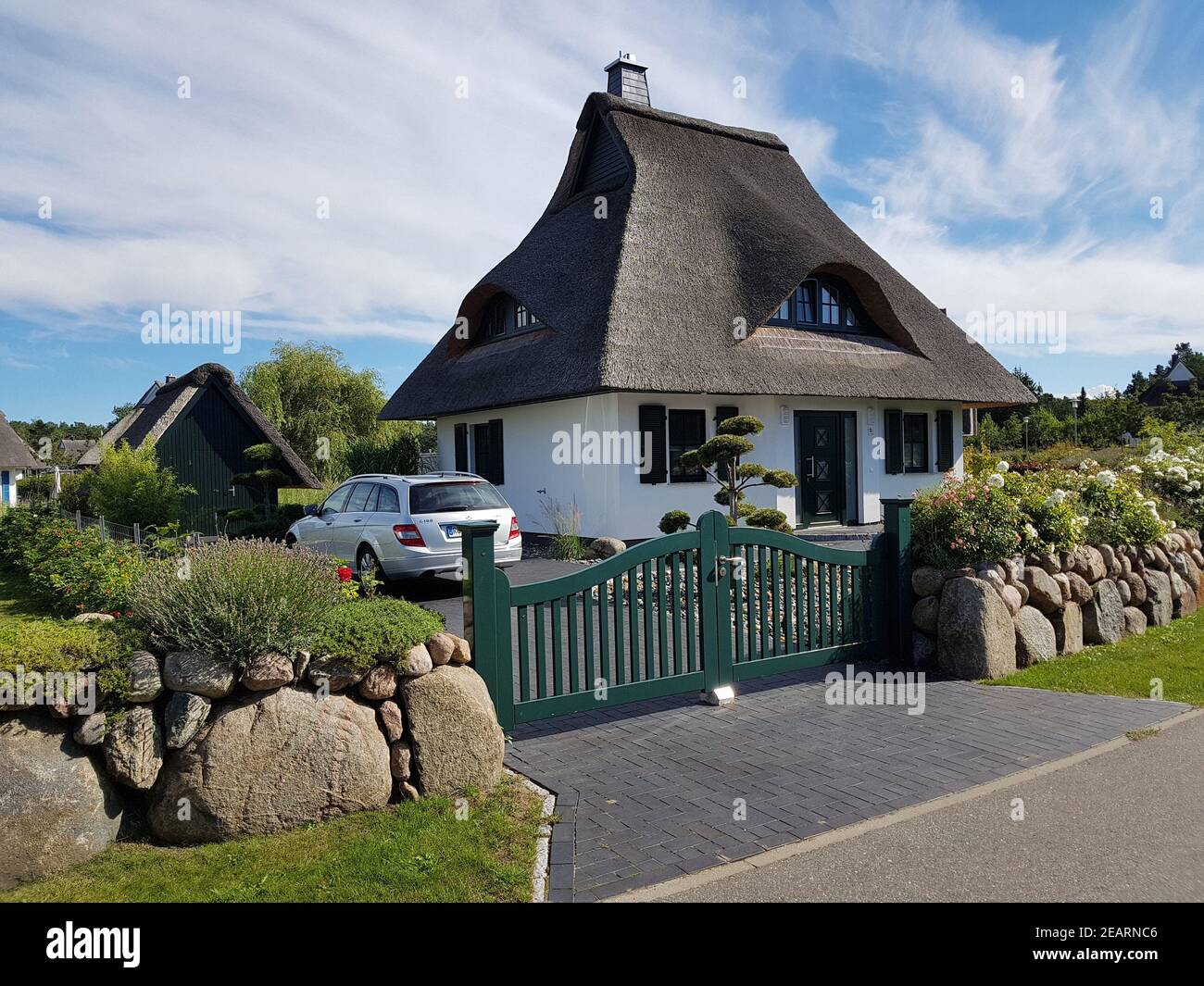 Reetdach haeuser hi-res stock photography and images - Alamy