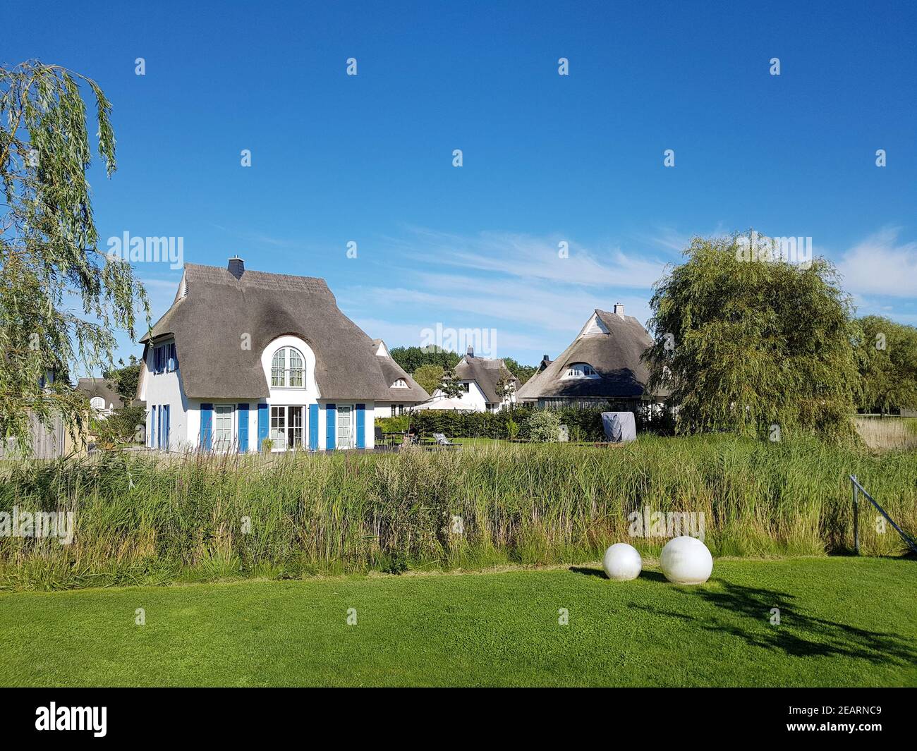 Reetdach haeuser hi-res stock photography and images - Alamy