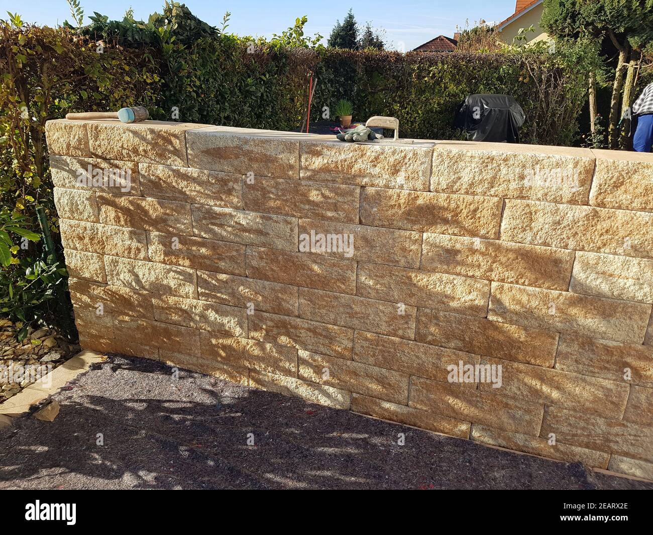 Terrassenmauer, Trennmauer, im Bau, Sichtschutz Stock Photo - Alamy
