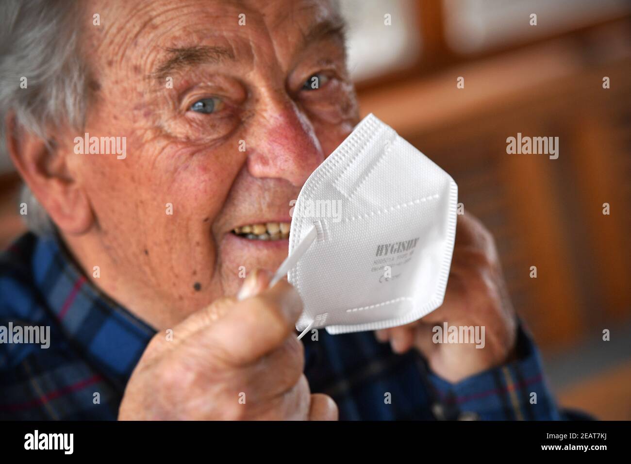 Garching, Deutschland. 10th Feb, 2021. Ruestiger old man (92 years old ...