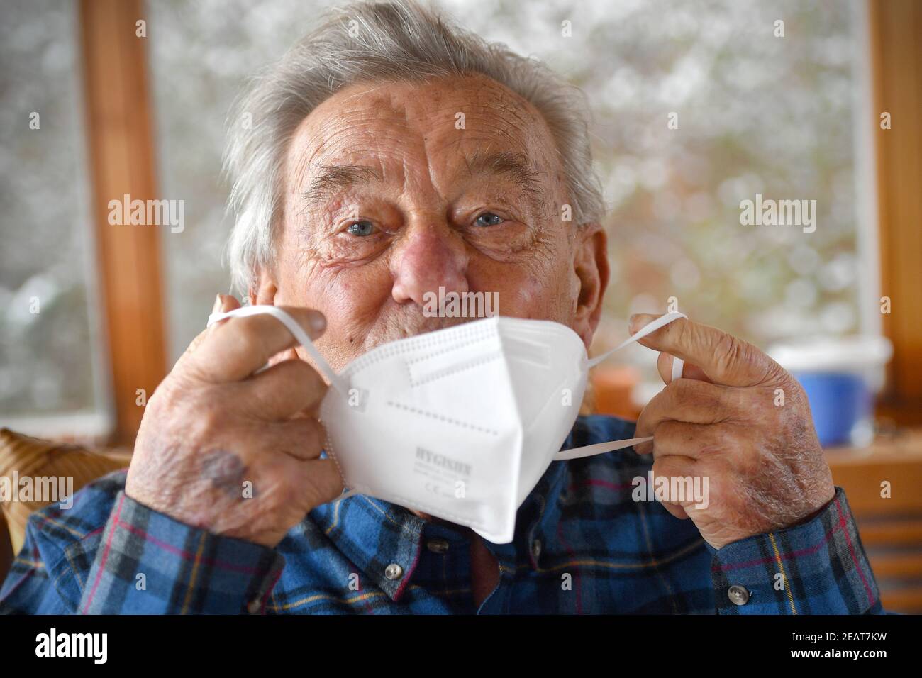 Garching, Deutschland. 10th Feb, 2021. Ruestiger old man (92 years old ...