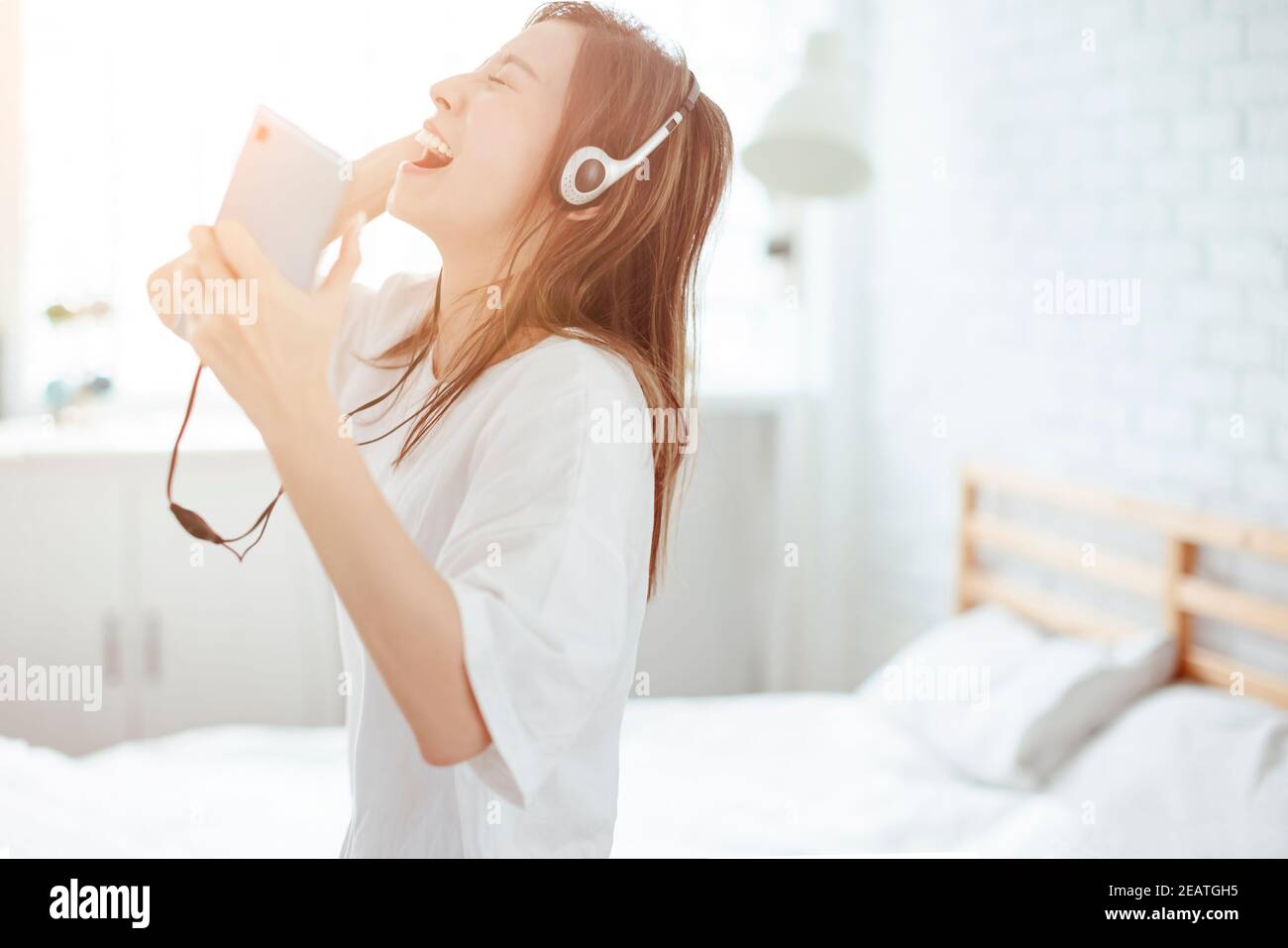 Singing into phone hi-res stock photography and images - Alamy