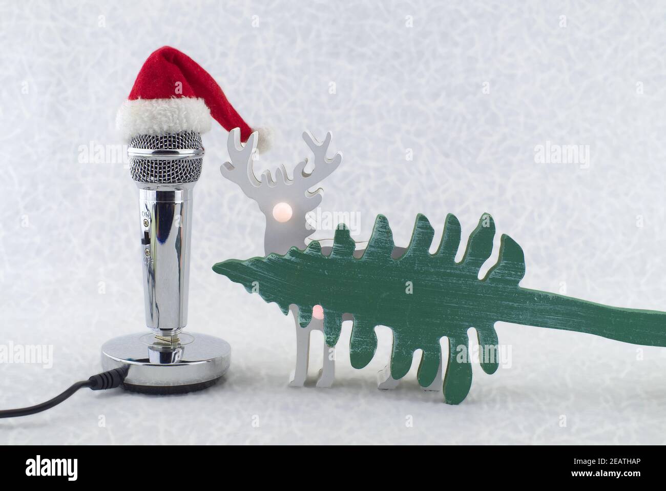 Microphone santa hat hi-res stock photography and images - Alamy