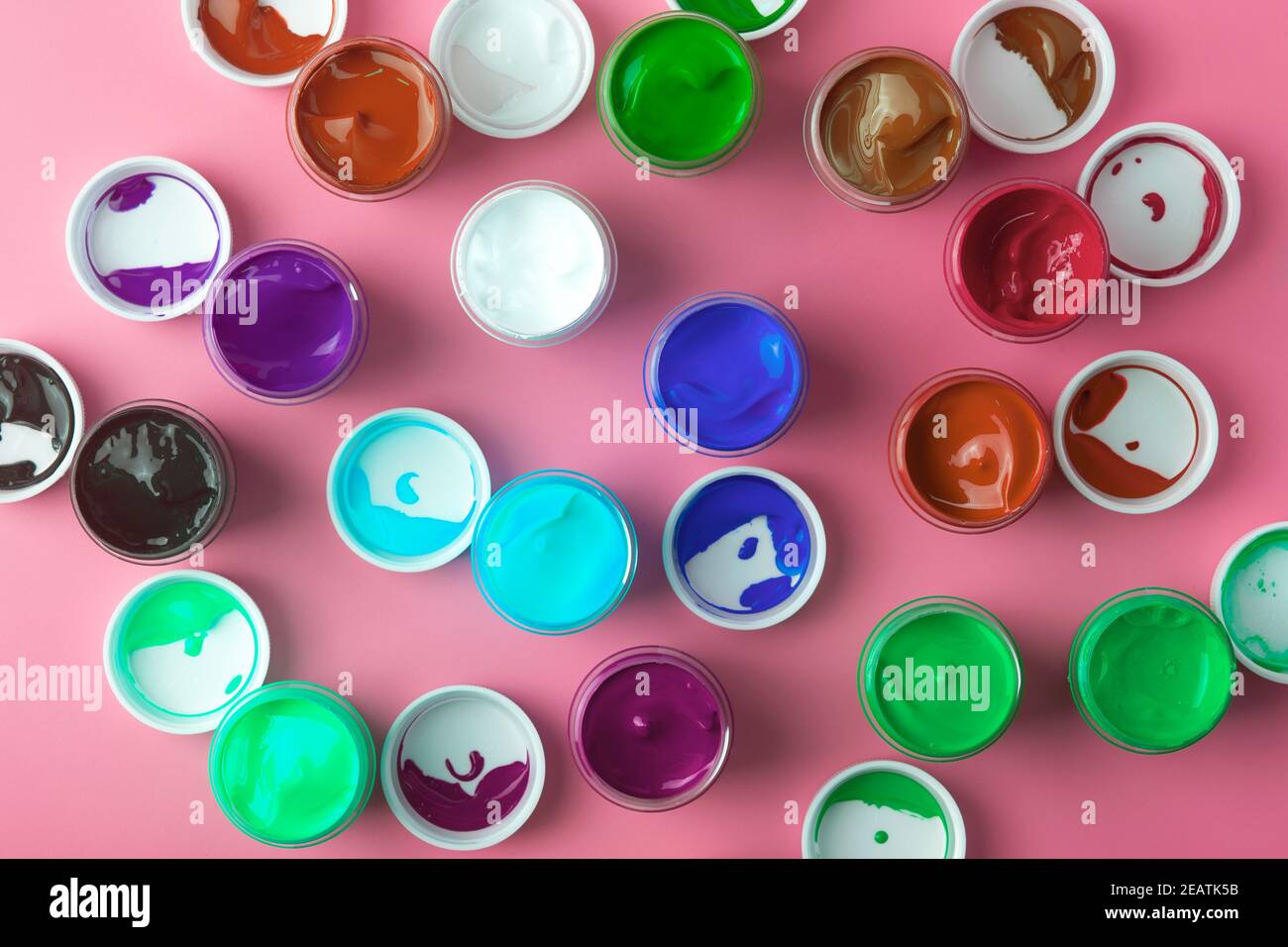 Acrylic paints of various colors for drawing are open on the table ...