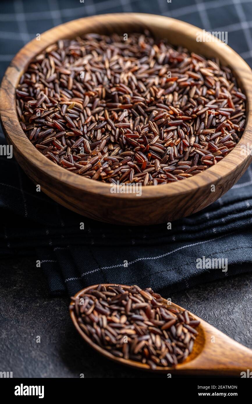 Uncooked red rice. Raw wild rice Stock Photo - Alamy