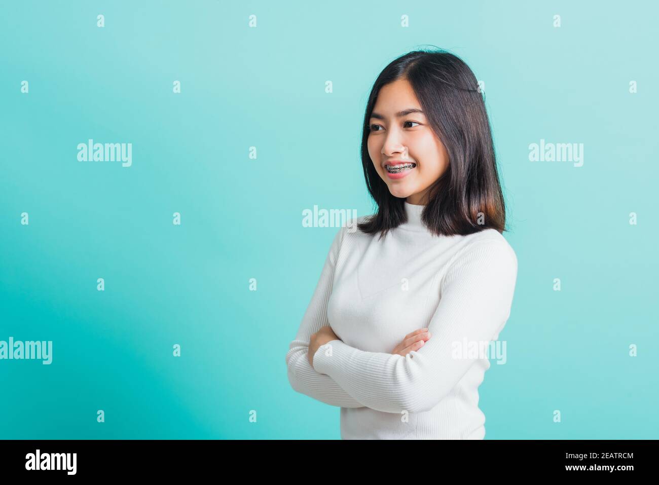 woman smiling with crossed arms Stock Photo - Alamy