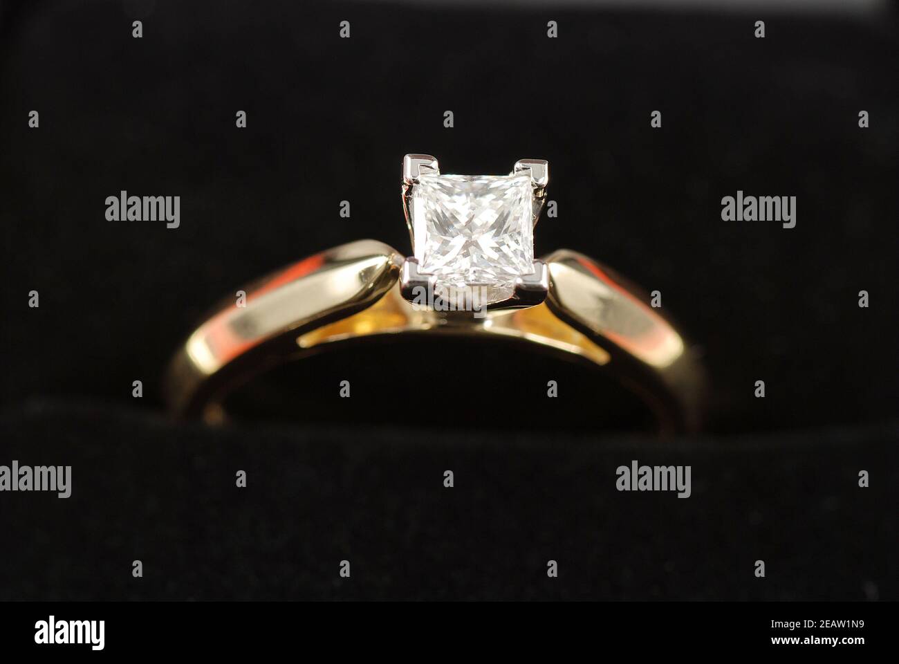 Shiny diamond ring hi-res stock photography and images - Alamy
