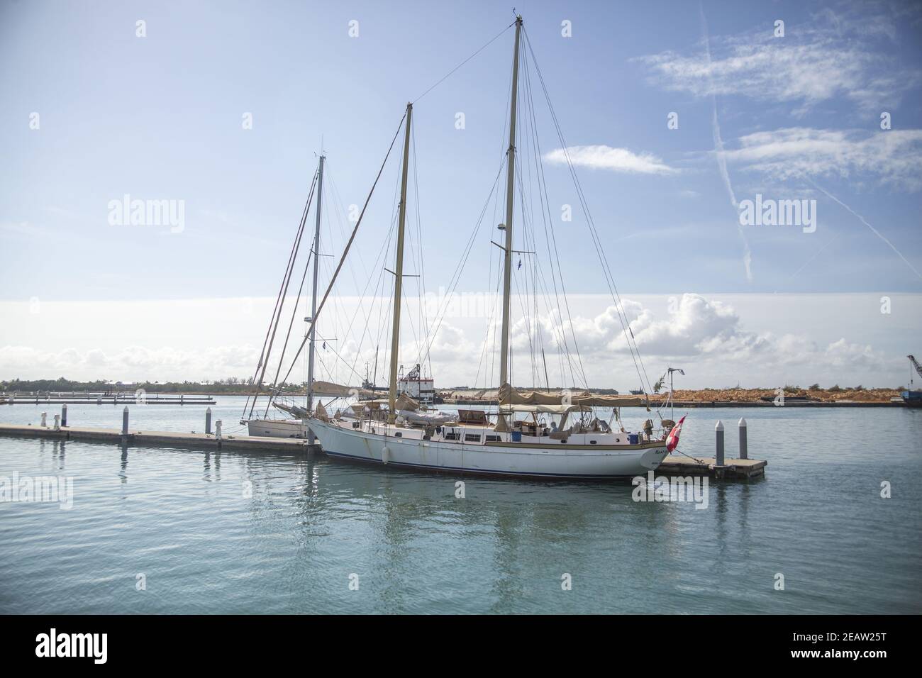 White yacht moored pier against hi-res stock photography and images - Alamy