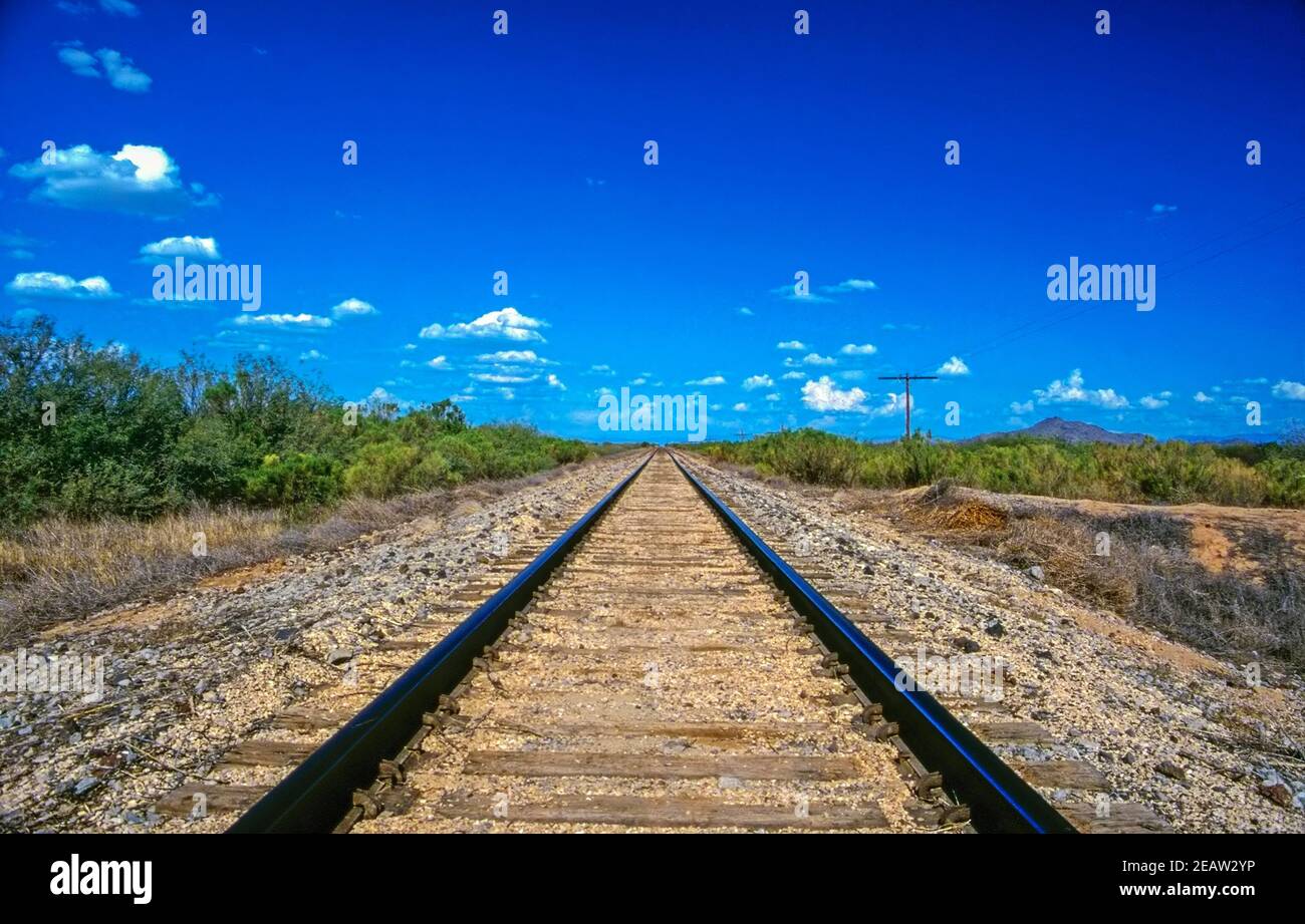 Railroad tracks and desert hi-res stock photography and images - Alamy