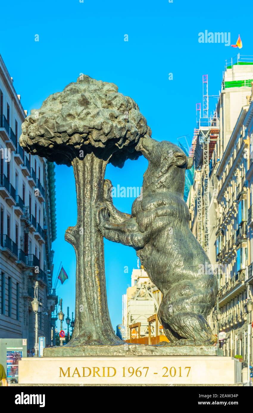 Symbol of Madrid - statue of Bear and strawberry tree, Puerta del Sol ...
