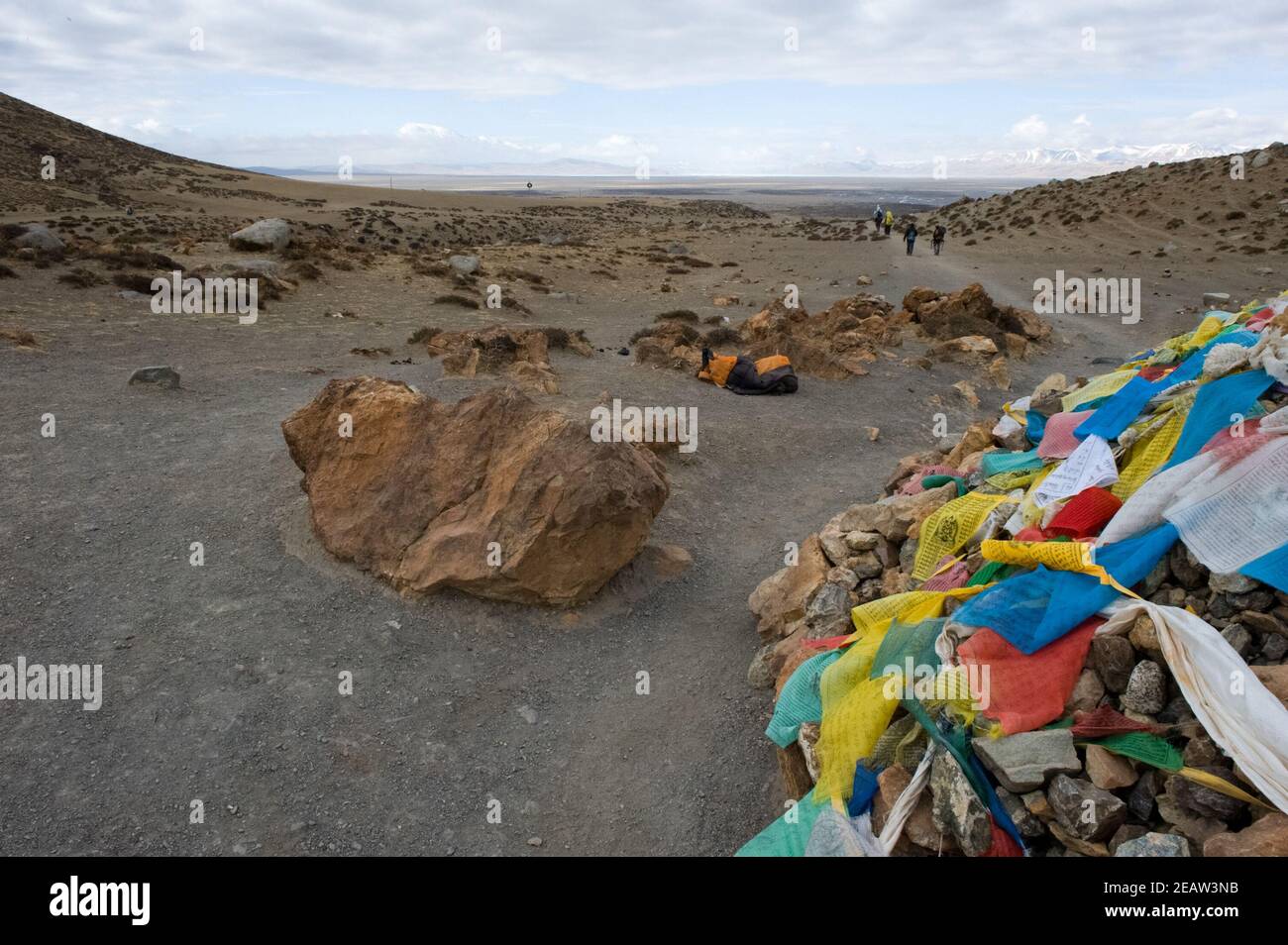 Colored rags on rope in Tibet. Rituals and beliefs Stock Photo - Alamy