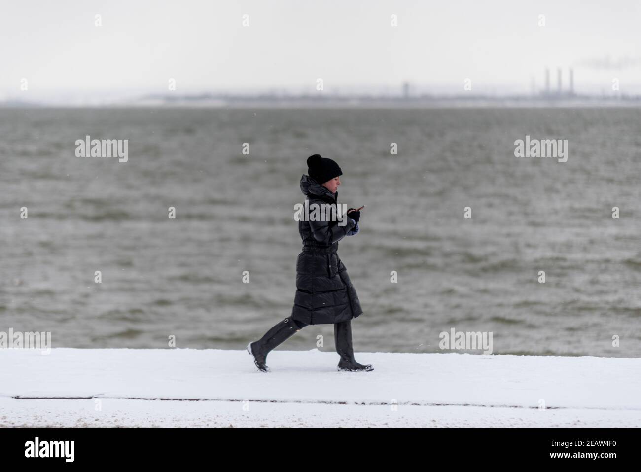 Female lone walk cold hi-res stock photography and images - Alamy
