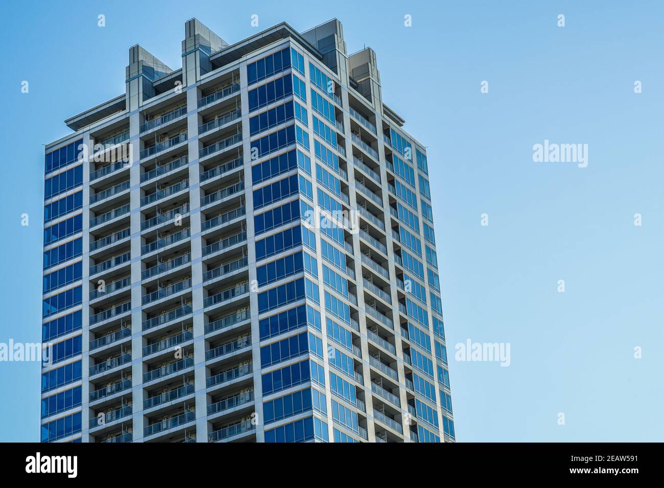 Skyscraper blue hi-res stock photography and images - Alamy
