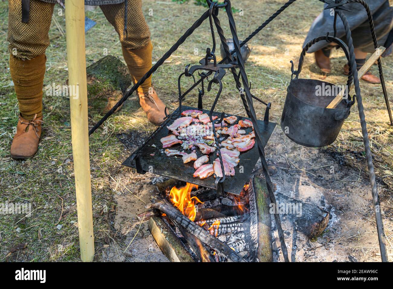 Campfire cooking hi-res stock photography and images - Alamy