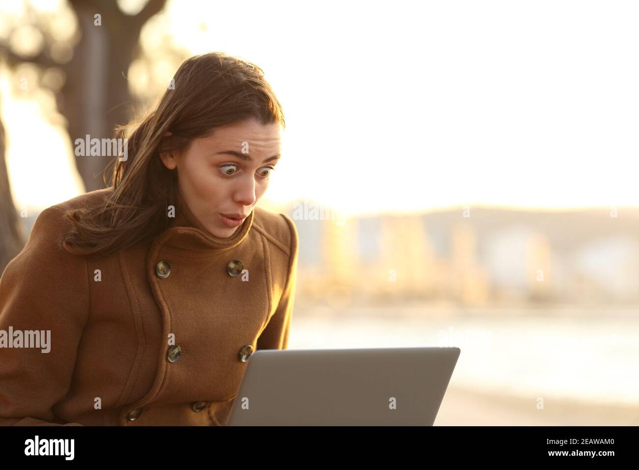 Shock woman computer hi-res stock photography and images - Alamy