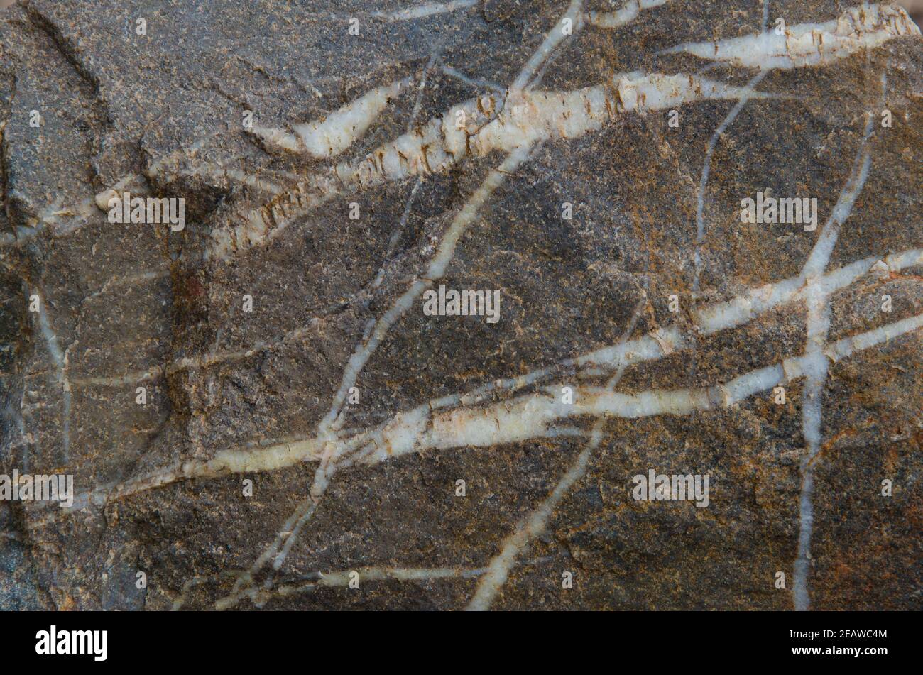Inclusions of quartz in granite rock Stock Photo - Alamy