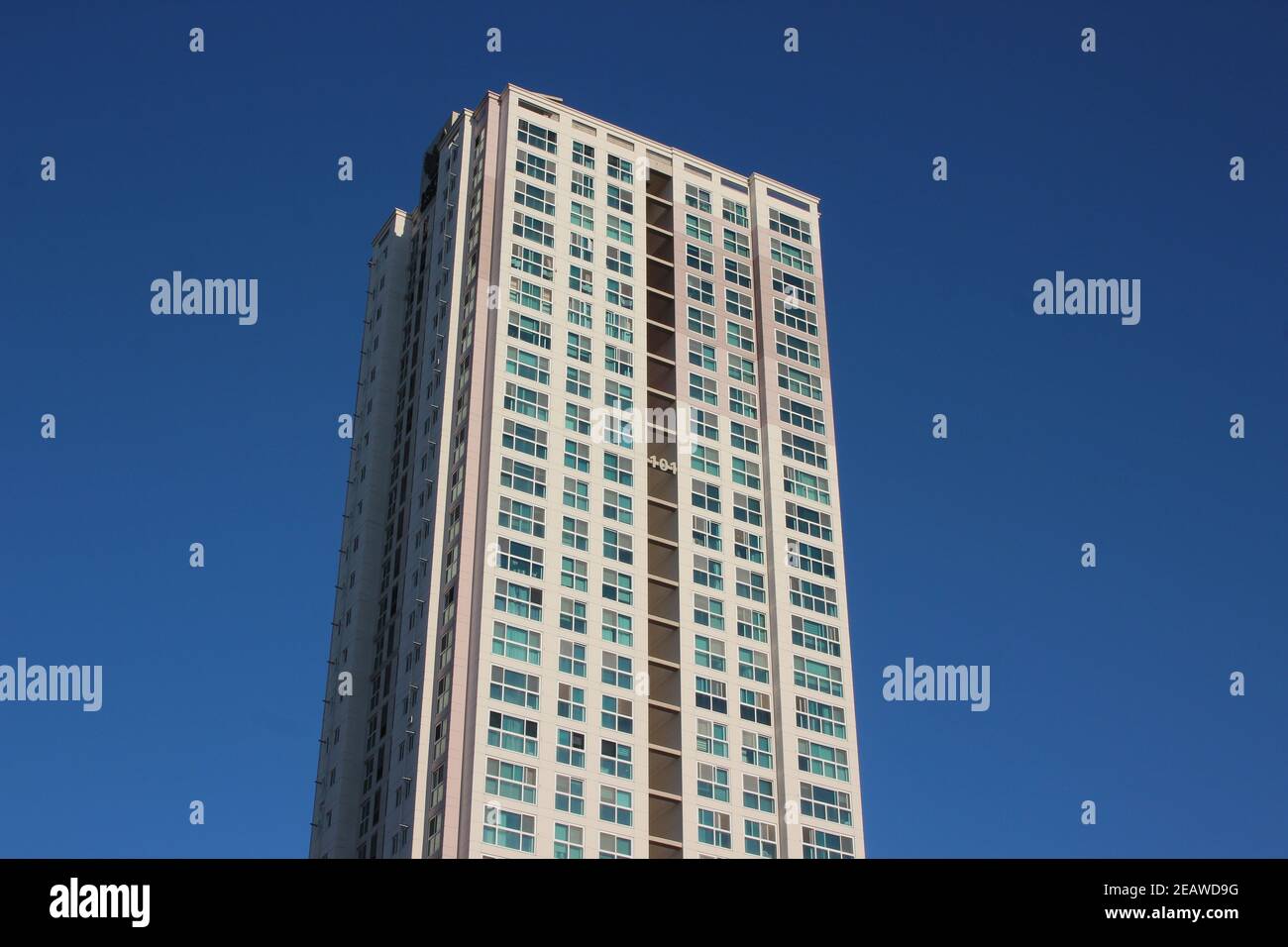 Tall apartment building exterior hi-res stock photography and images ...