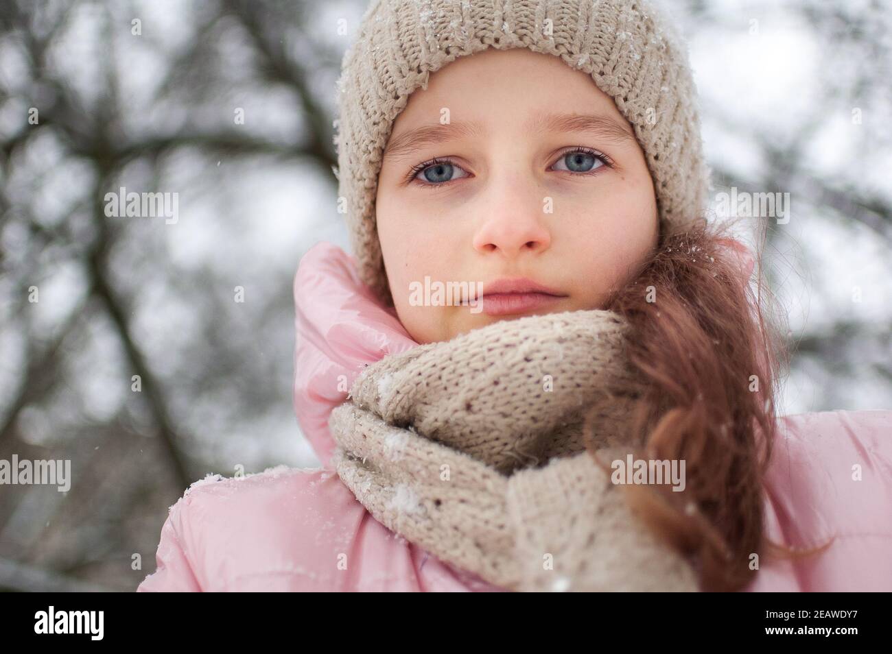 Child cold outdoors sad hi-res stock photography and images - Alamy