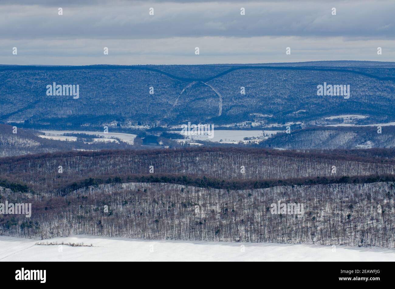 Snow covered mountain ridges in central Pennsylvania Stock Photo - Alamy