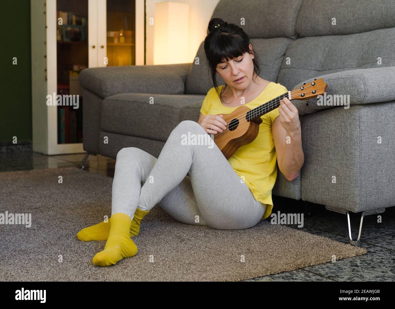 Leaning back on hands hi-res stock photography and images - Alamy