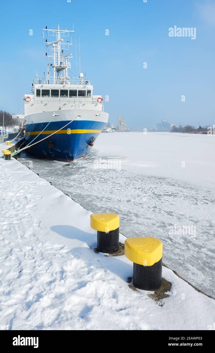 Mooring bollards hi-res stock photography and images - Alamy