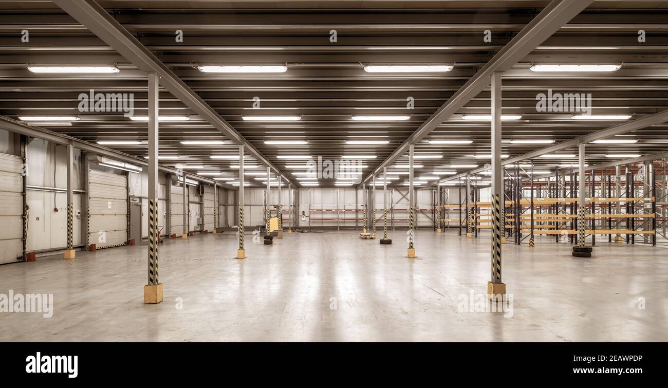 Interior of huge empty storehouse. Industrial warehouse racking Stock ...