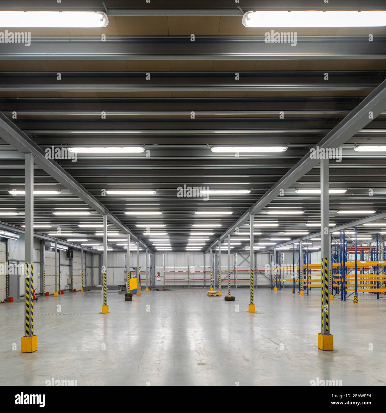 Interior of huge empty storehouse. Industrial warehouse racking Stock ...