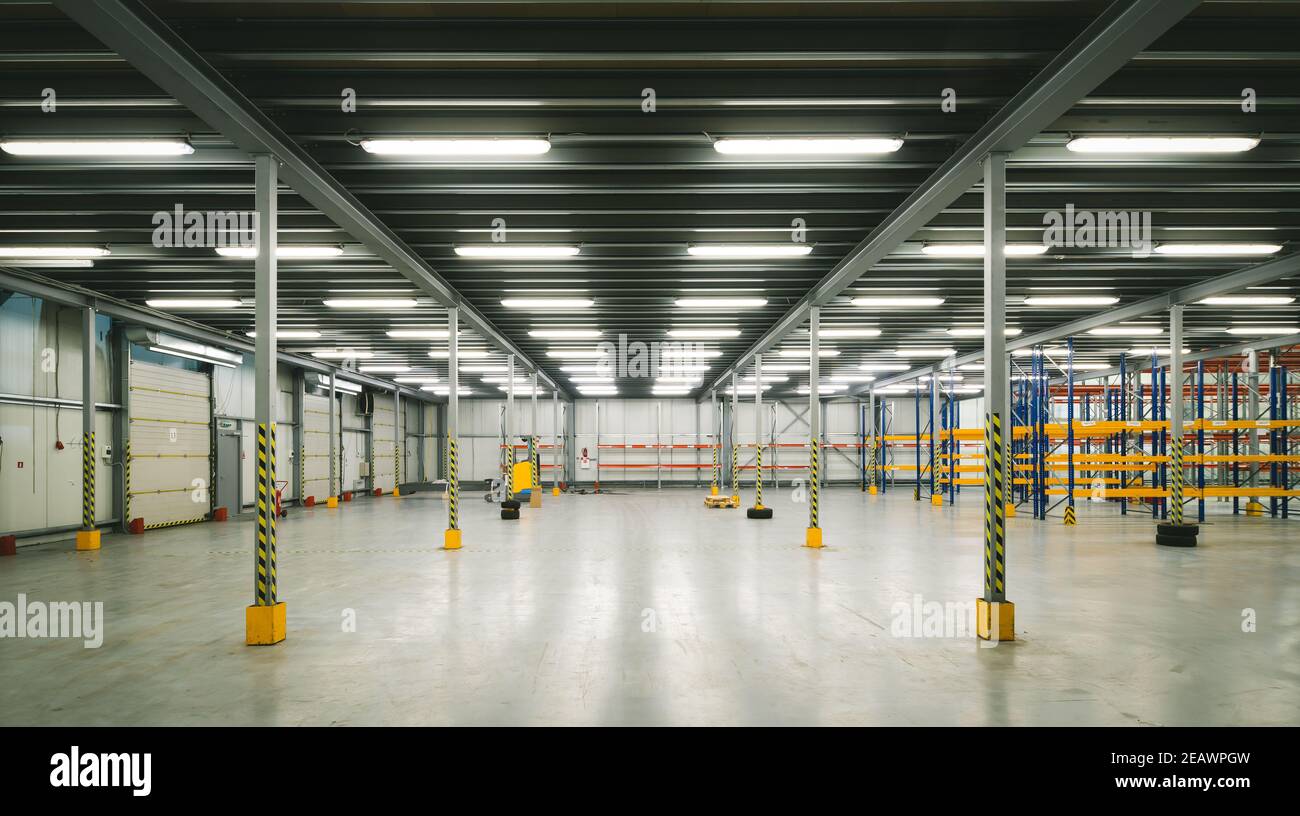 Interior of huge empty storehouse. Industrial warehouse racking Stock ...