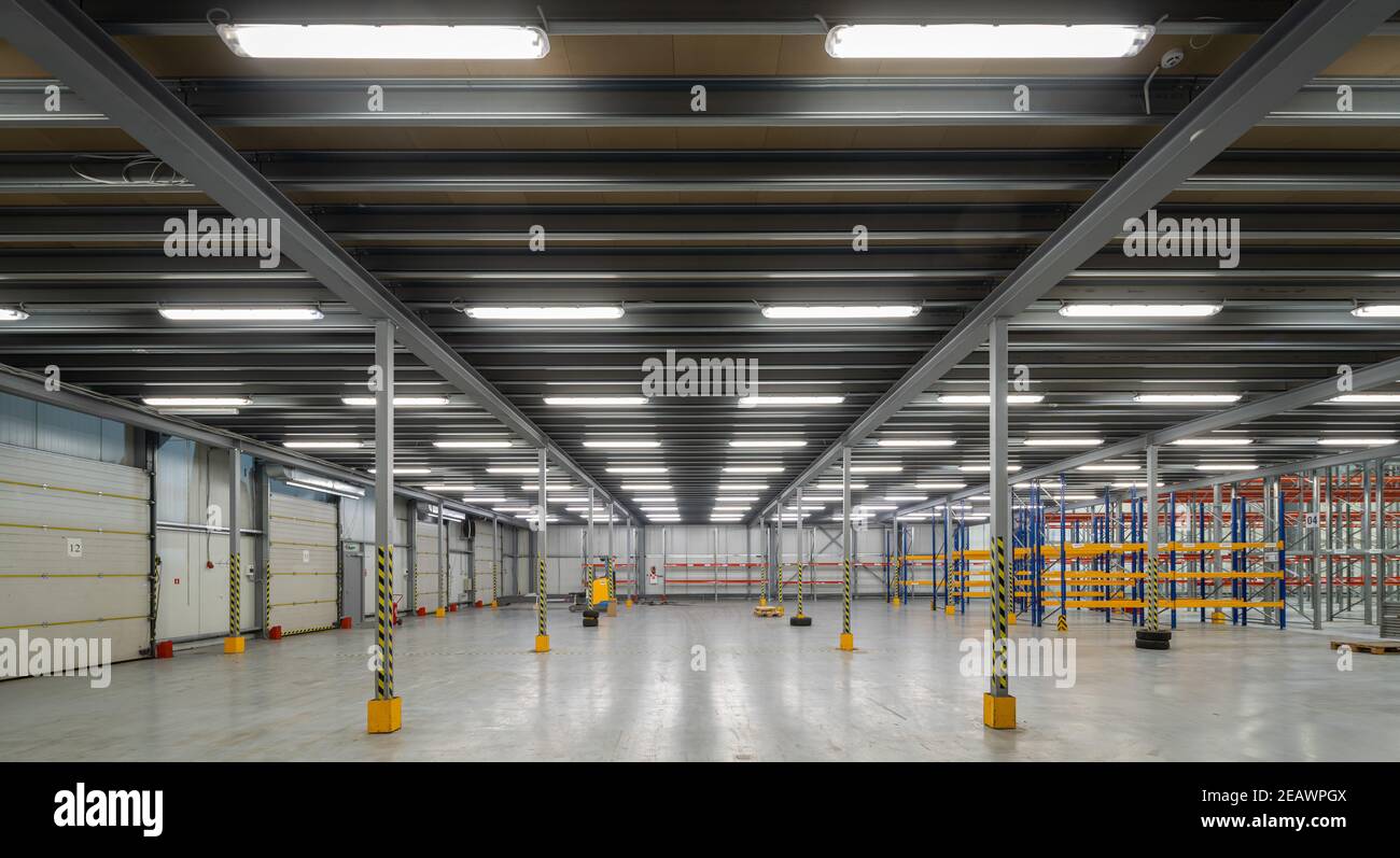 Interior of huge empty storehouse. Industrial warehouse racking Stock ...