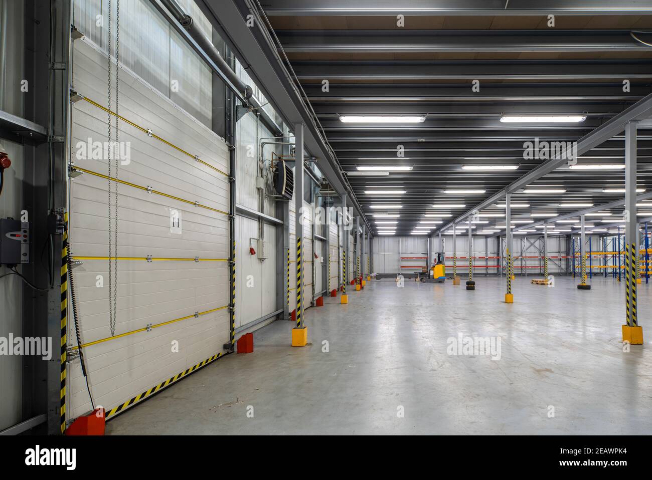 Warehouse racking hi-res stock photography and images - Alamy