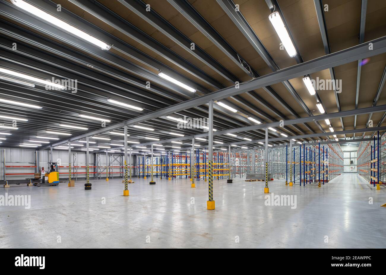 Interior of huge empty storehouse. Industrial warehouse racking Stock ...
