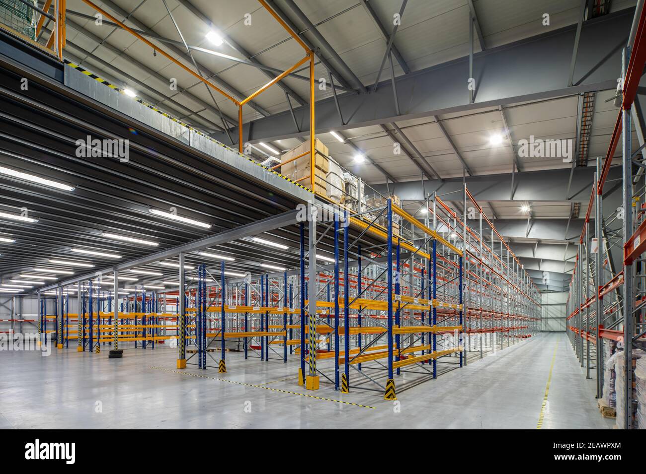 Warehouse racking hi-res stock photography and images - Alamy