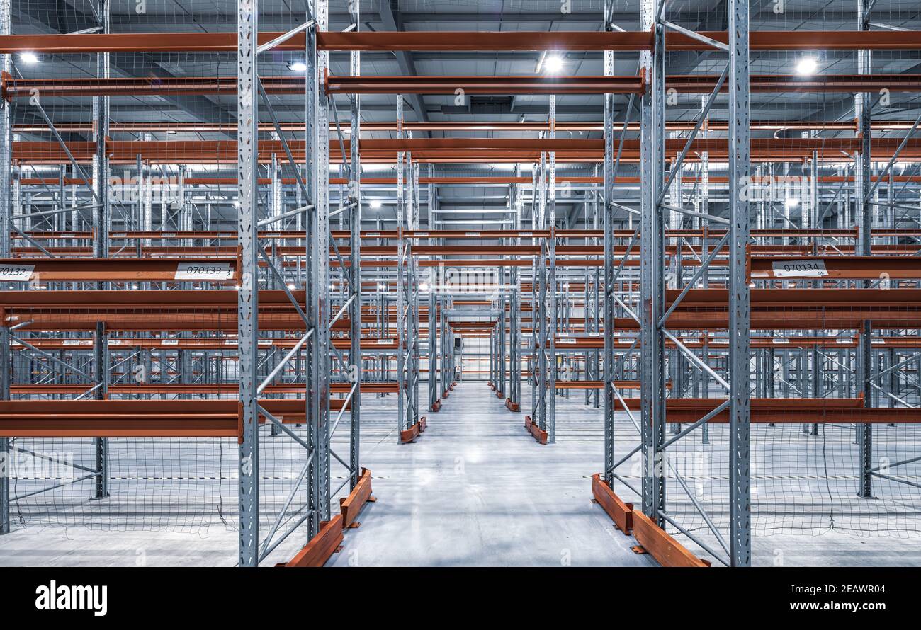 Interior of huge empty storehouse. Industrial warehouse racking Stock ...