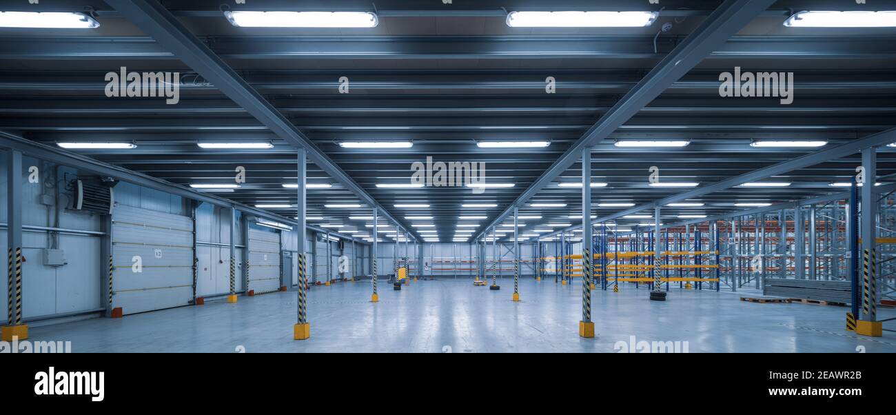 Interior of huge empty storehouse. Industrial warehouse racking Stock ...