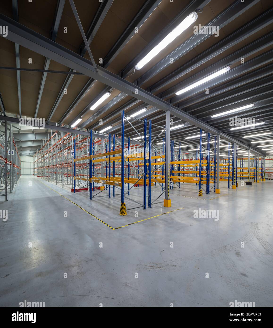 Interior of huge empty storehouse. Industrial warehouse racking Stock ...